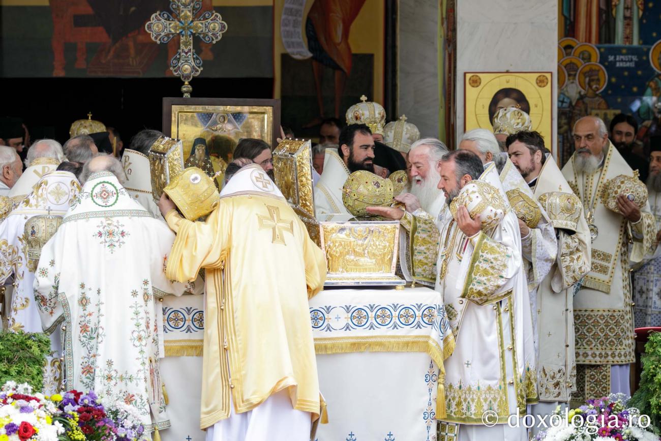 (Foto) Proclamarea locală a canonizării Sfinților Cuvioși Paisie și ...
