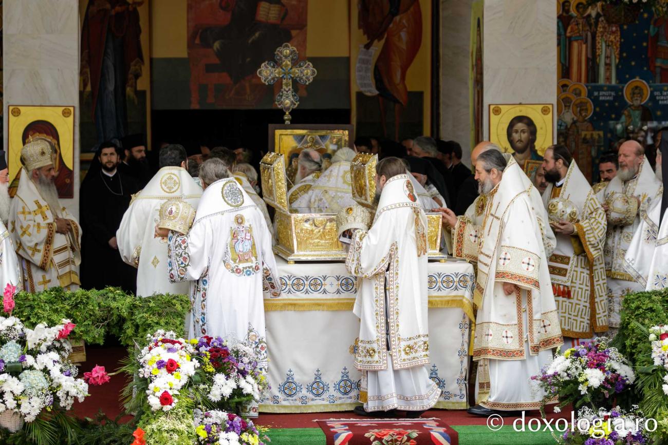 (Foto) Proclamarea locală a canonizării Sfinților Cuvioși Paisie și ...