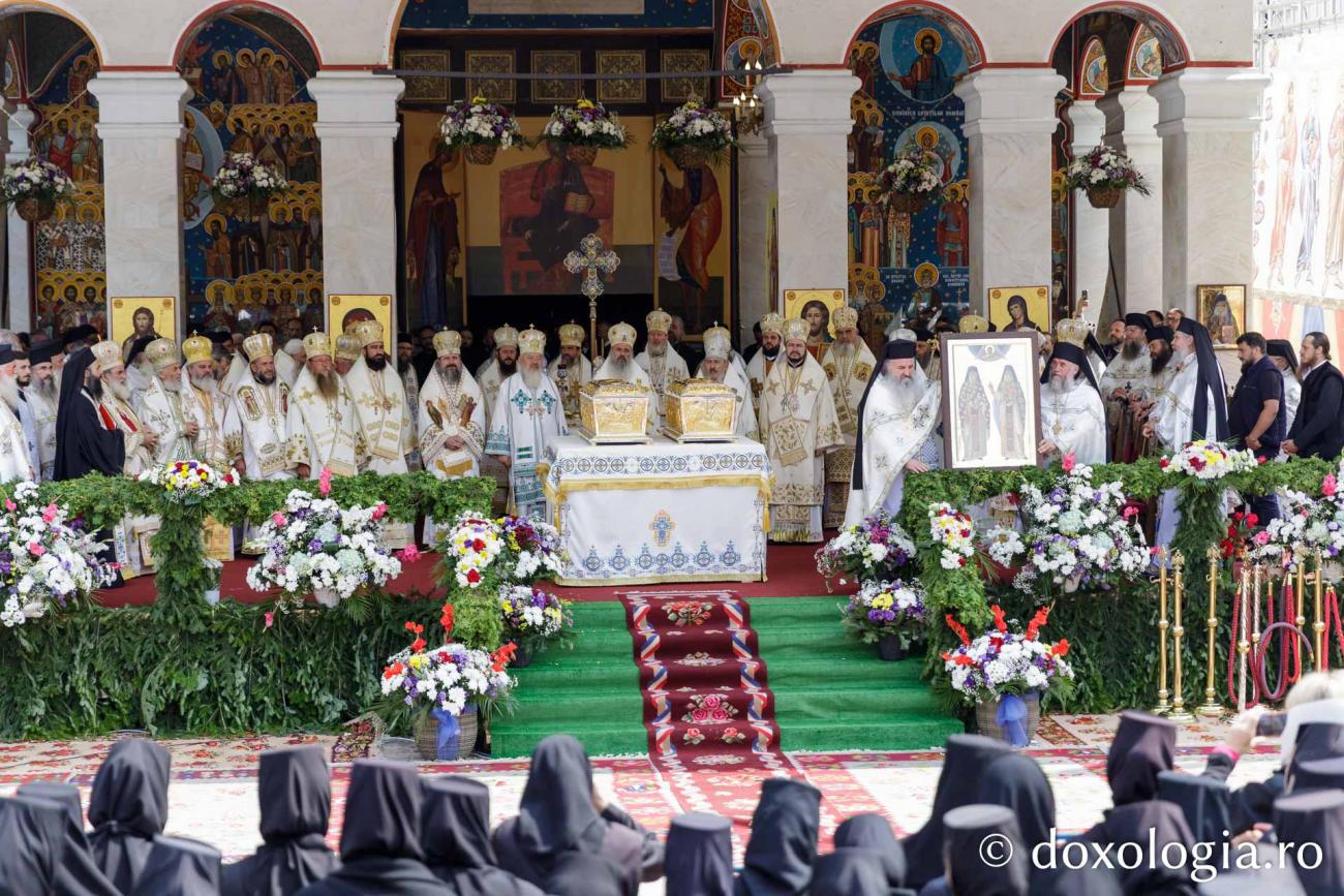 (Foto) Proclamarea locală a canonizării Sfinților Cuvioși Paisie și ...