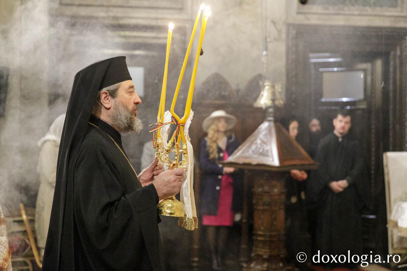 (Foto) Liturghie în ajun de hram – PS Nichifor a slujit la Catedrala ...