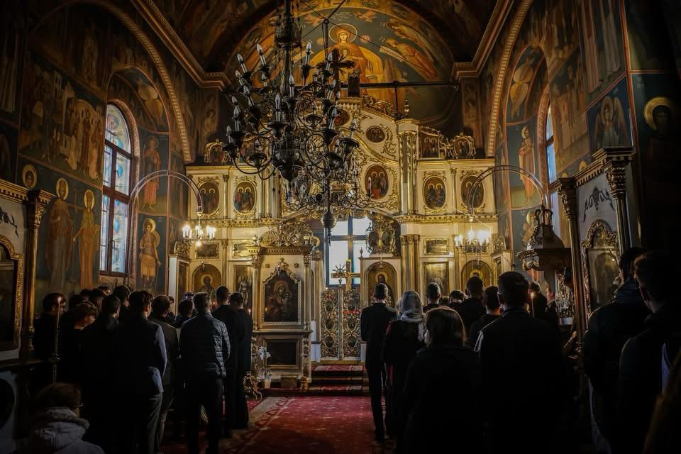 Atelier de muzică psaltică pentru tinerii din Botoșani, susținut de ...