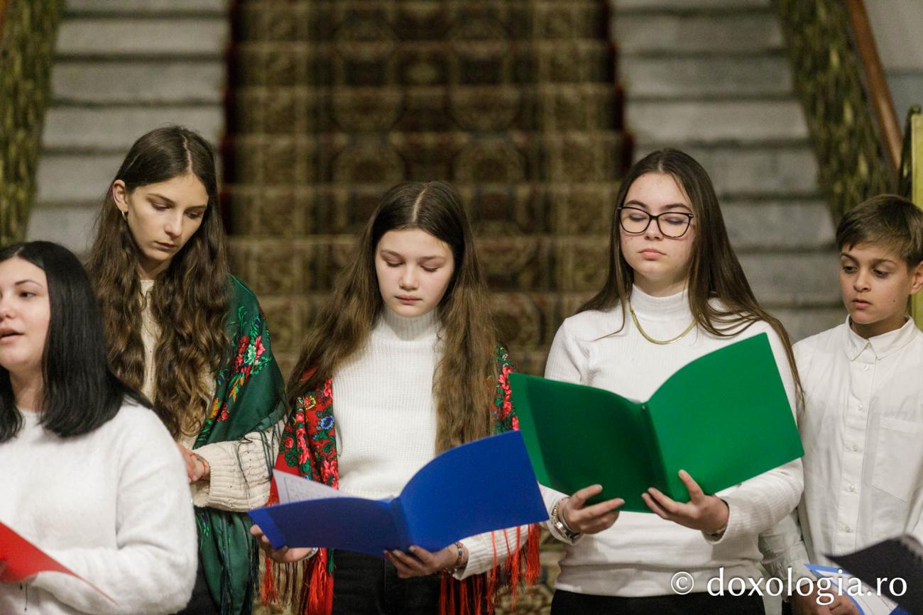 (Foto) Parohia Răuseni – Colindători la Reședința Mitropolitană 2025 ...