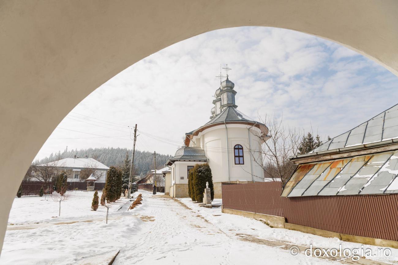 (Foto) Mănăstirea Văratec în straie de iarnă | Doxologia