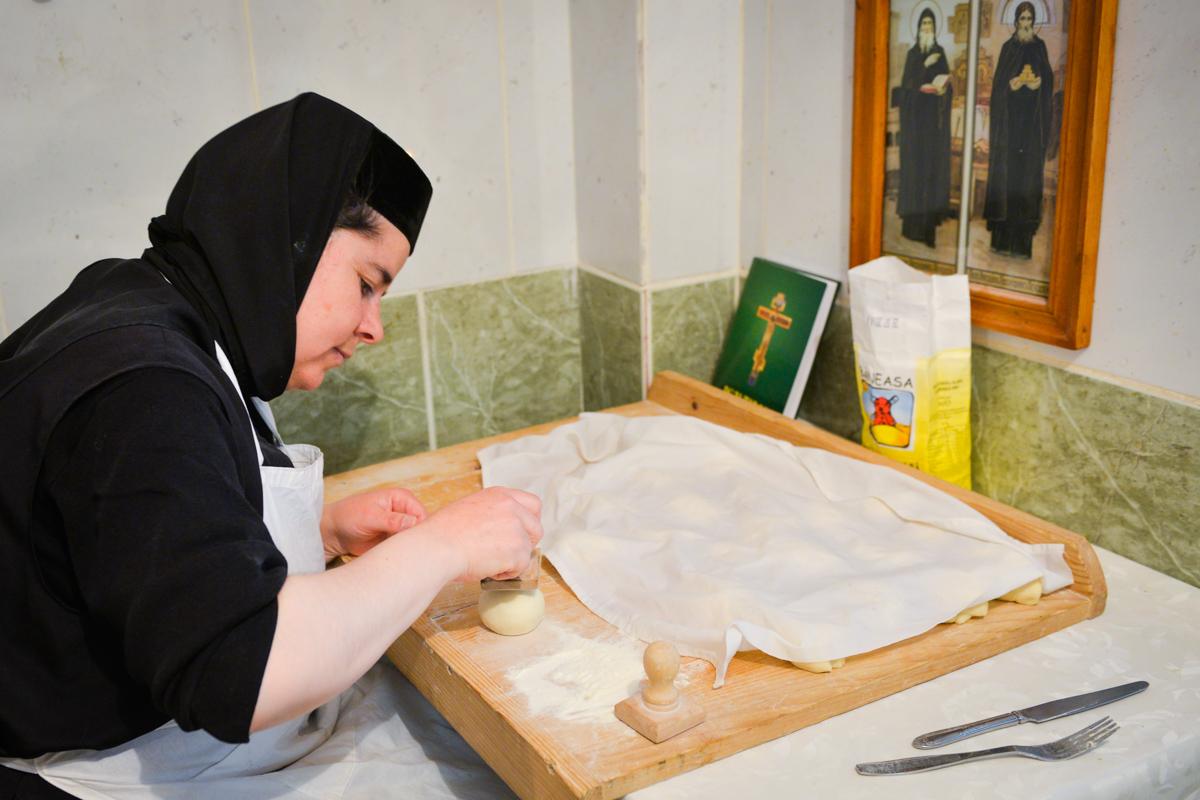 Pregătirea prescurilor la Mănăstirea Frumoasa - galerie foto | Doxologia