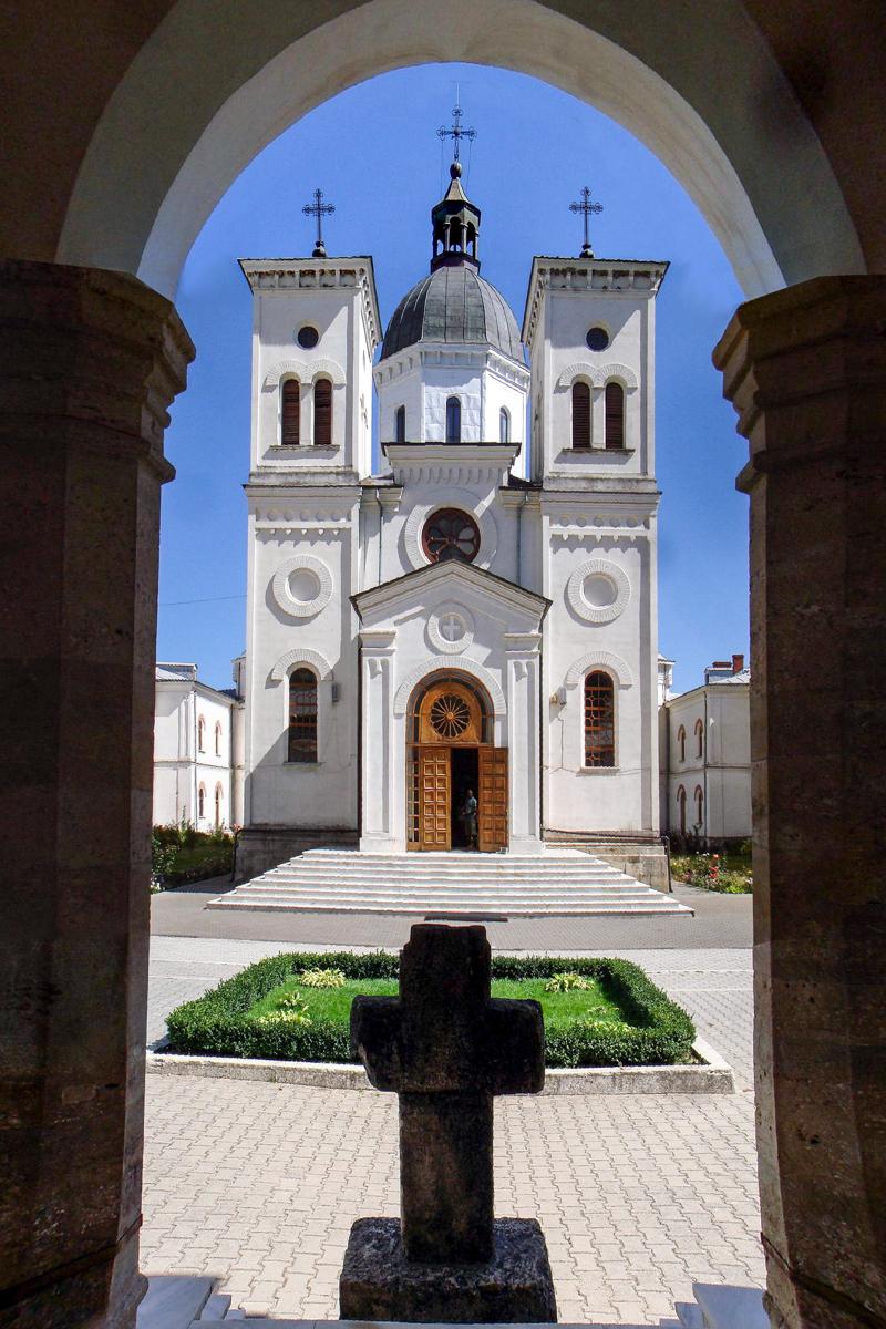 (Foto) Mănăstirea Bistrița-Vâlcea, locul de odihnă al Sfântului ...